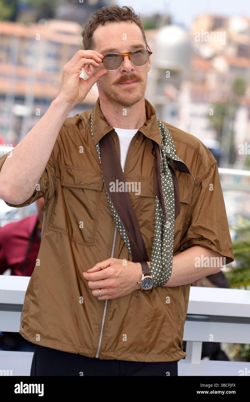 Cannes, Frankreich. 19th May, 2025. Benedict Cumberbatch poses at the ...