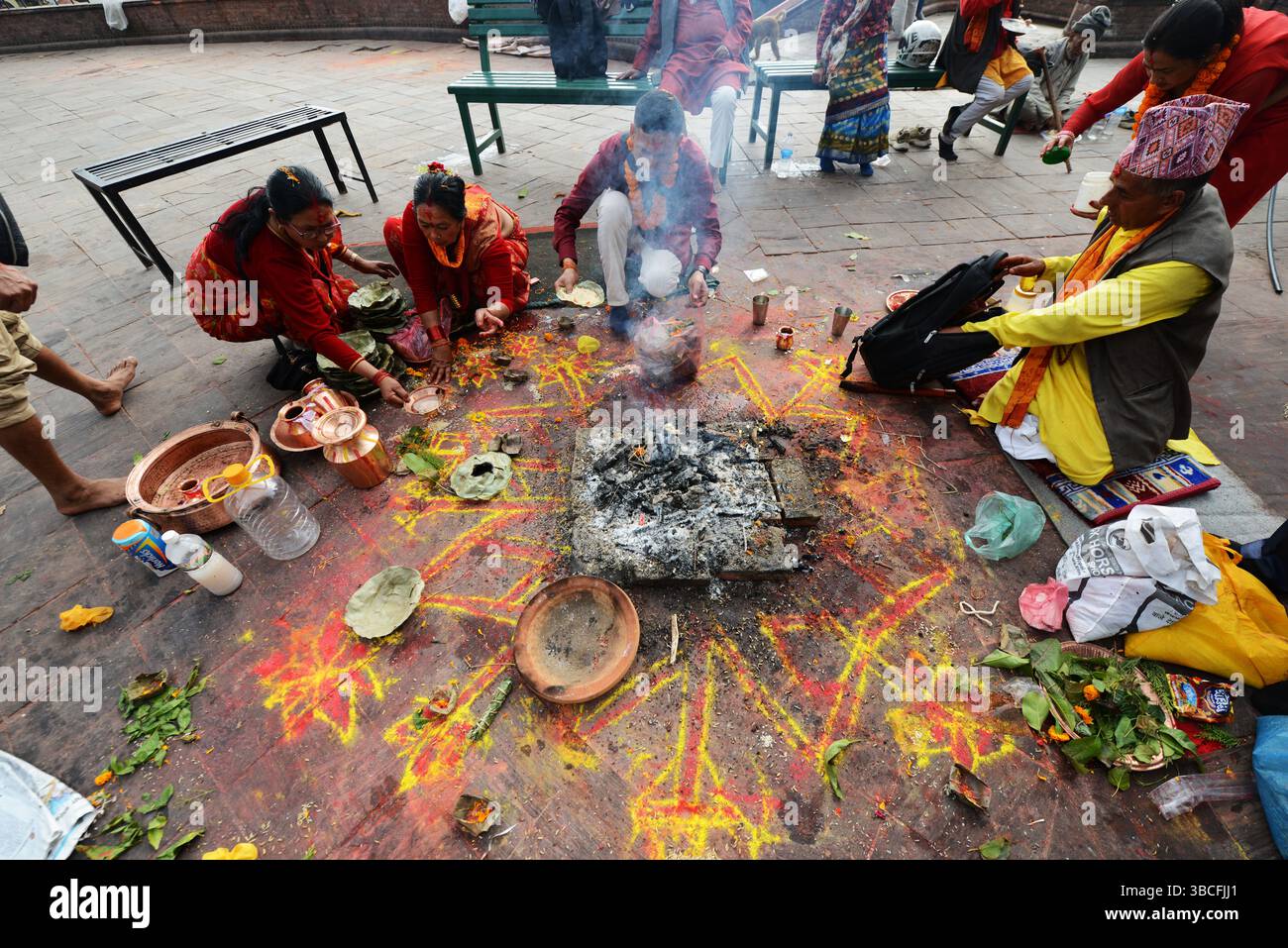 Local Nepali women in a puja ceremony at the Pashupatinath temple in ...