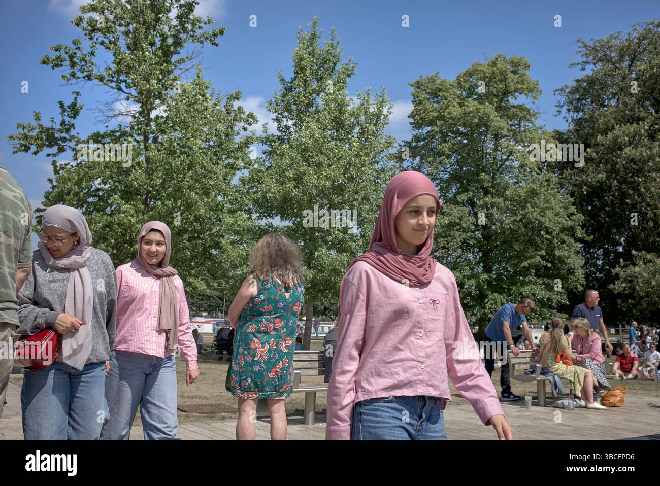 Uk muslim women hi-res stock photography and images - Alamy