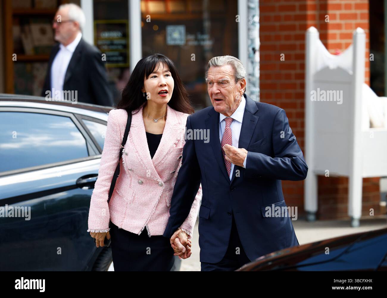 Hanover, Germany. 20th May, 2025. Gerhard Schröder (r), former German ...