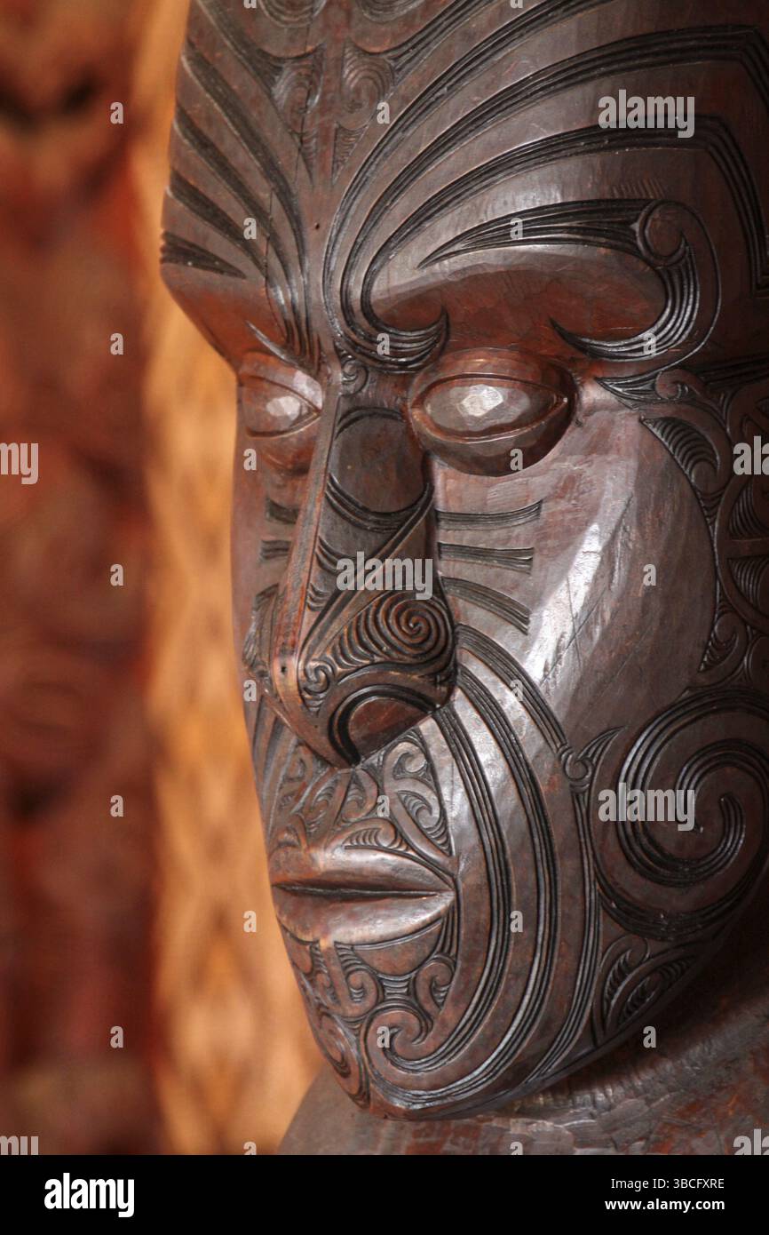 Maori carving shows face made of wood Stock Photo - Alamy