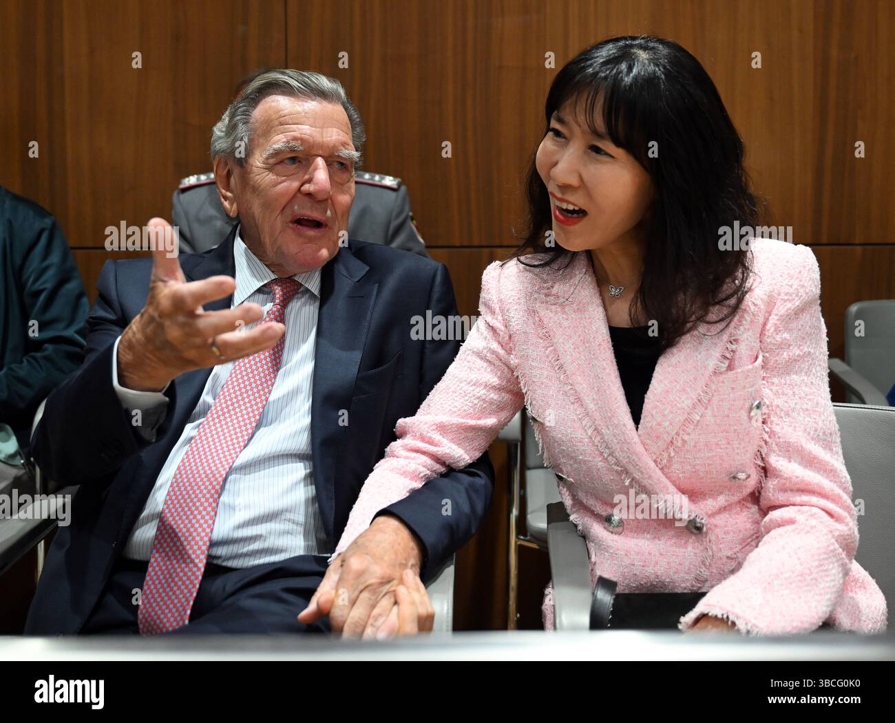 Hanover, Germany. 20th May, 2025. Gerhard Schröder (l), former German ...