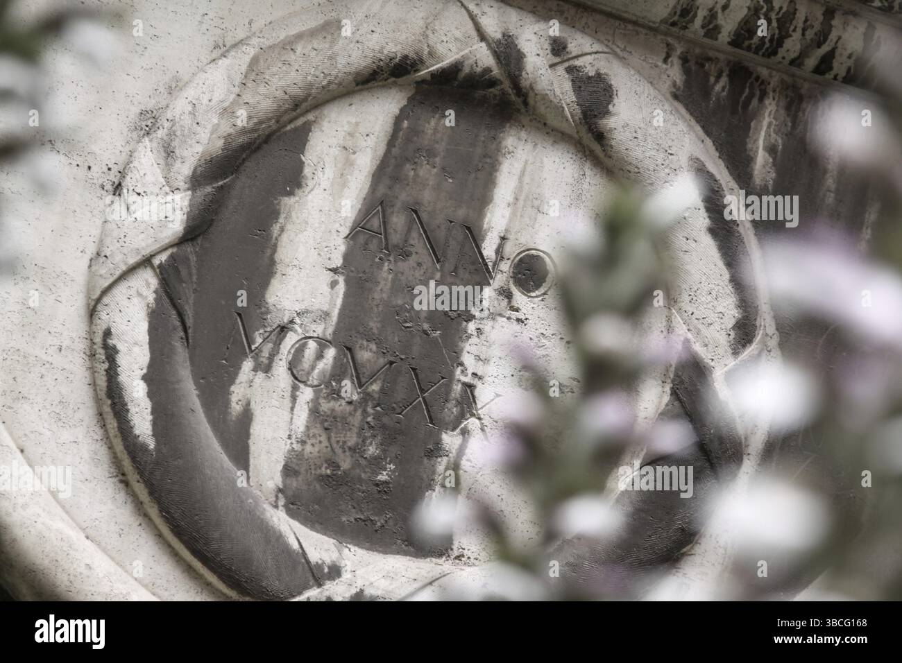 Chiselled decoration hi-res stock photography and images - Alamy