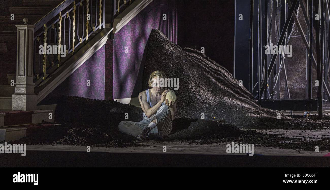 Hamlet' by Ambroise Thomas is an almost 150-year-old opera based on the ...