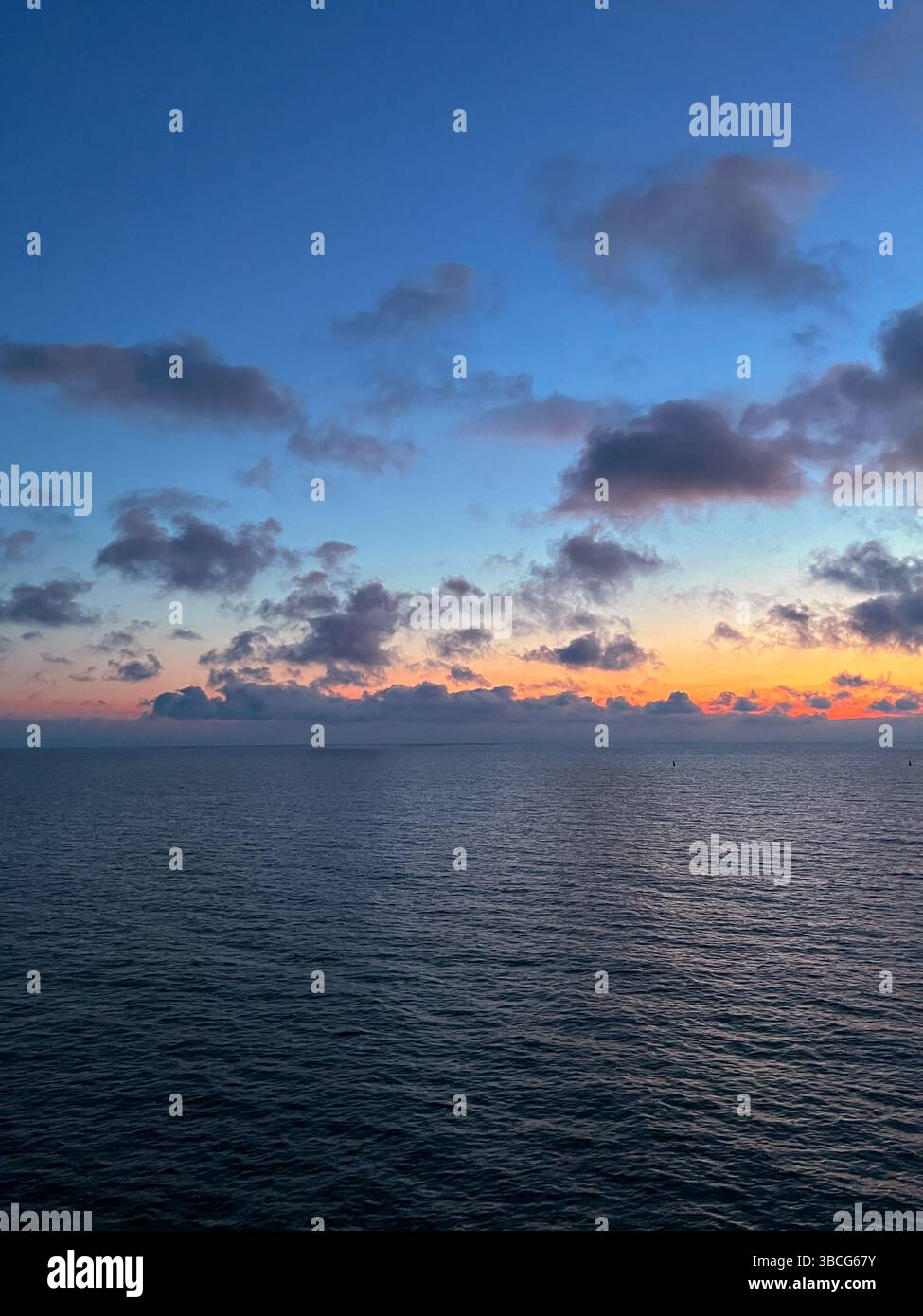 Calm sea under blue sky hi-res stock photography and images - Alamy
