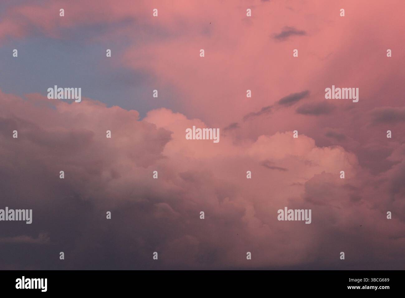 Dramatic sky showing mix hi-res stock photography and images - Alamy
