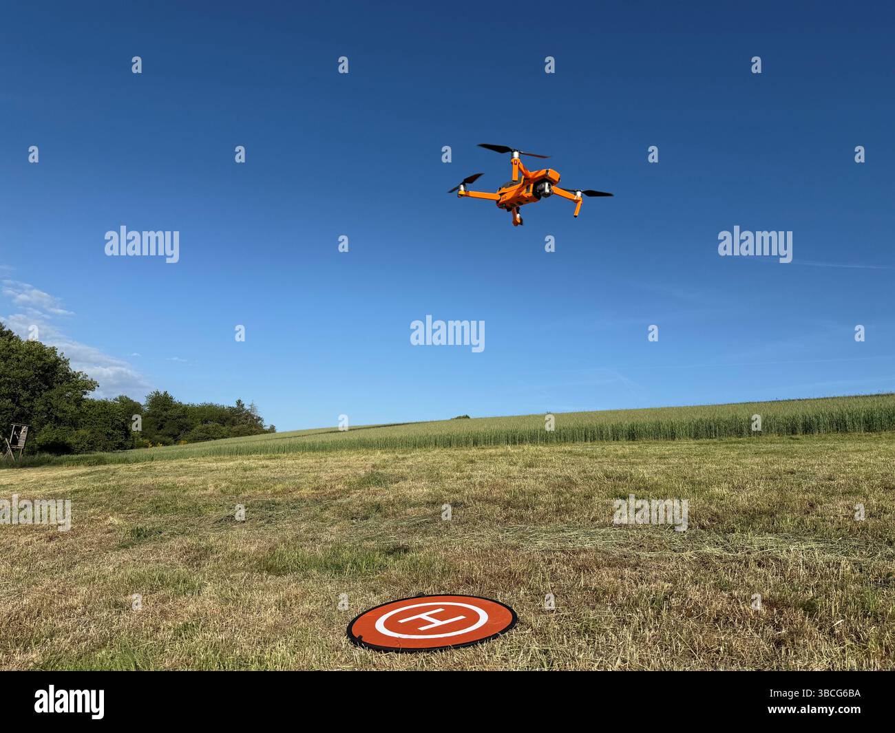 PRODUCTION - 20 May 2025, Rhineland-Palatinate, Waldrach: A drone with ...