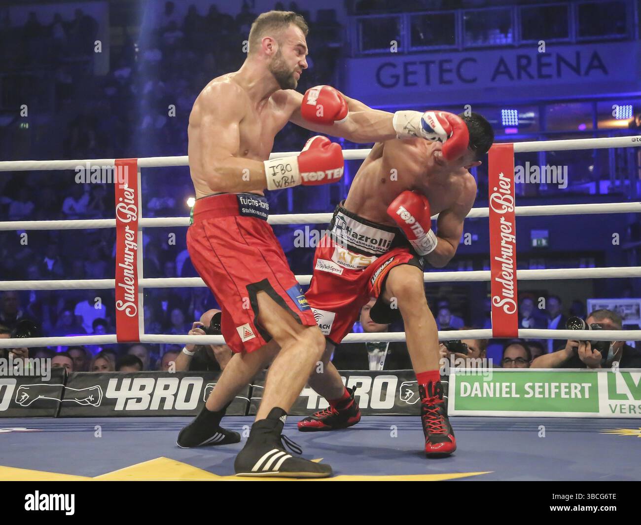 Rematch world championship boxing match between Robin Krasniqi and ...