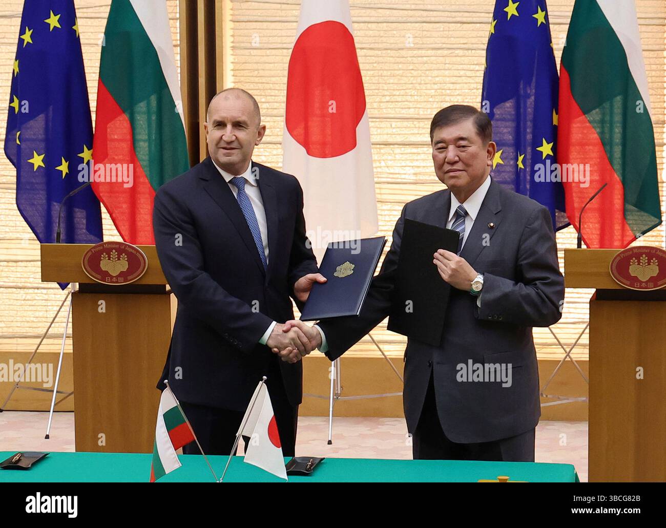 Bulgarian President Rumen Radev (L) and Japanese Prime Minister Shigeru ...