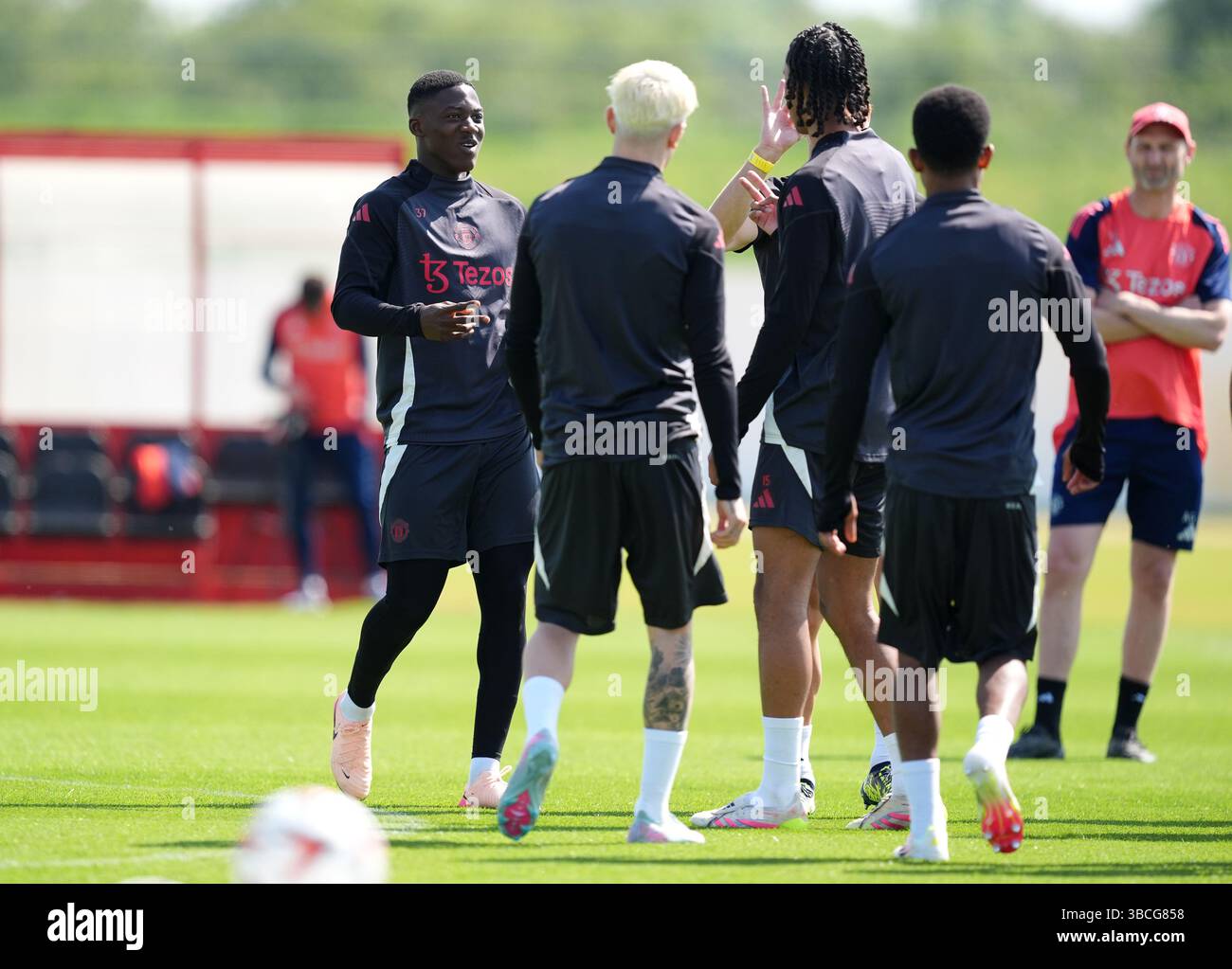 Manchester United's Kobbie Mainoo (left) and team-mates during a ...