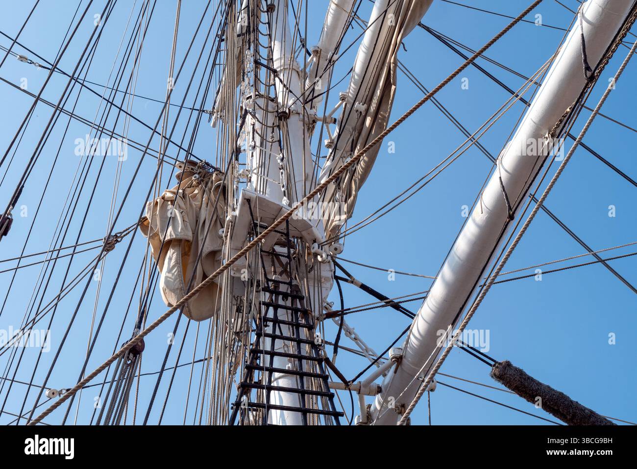 Mainmast and rope ladders to hold the sails of a sailboat Stock Photo ...
