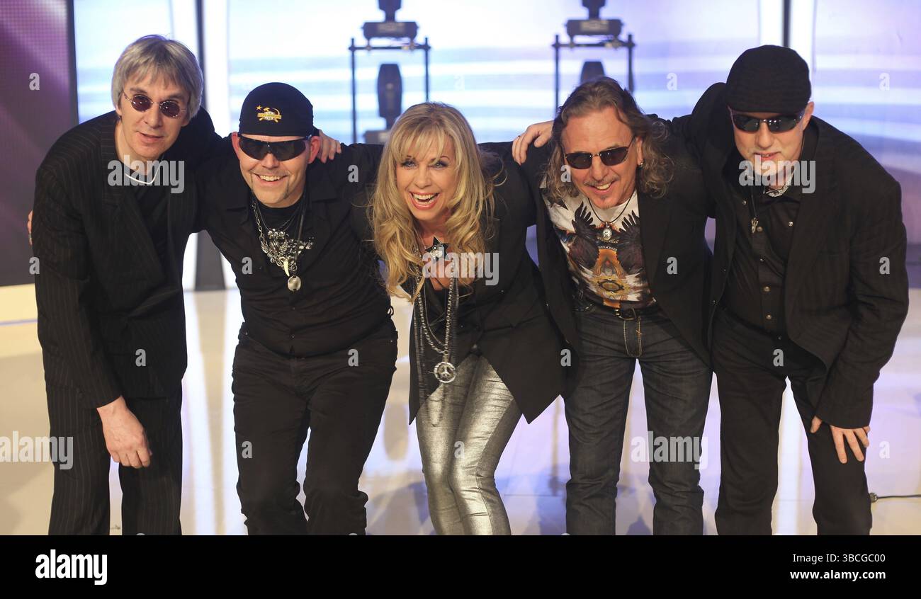 Band singer hi-res stock photography and images - Alamy