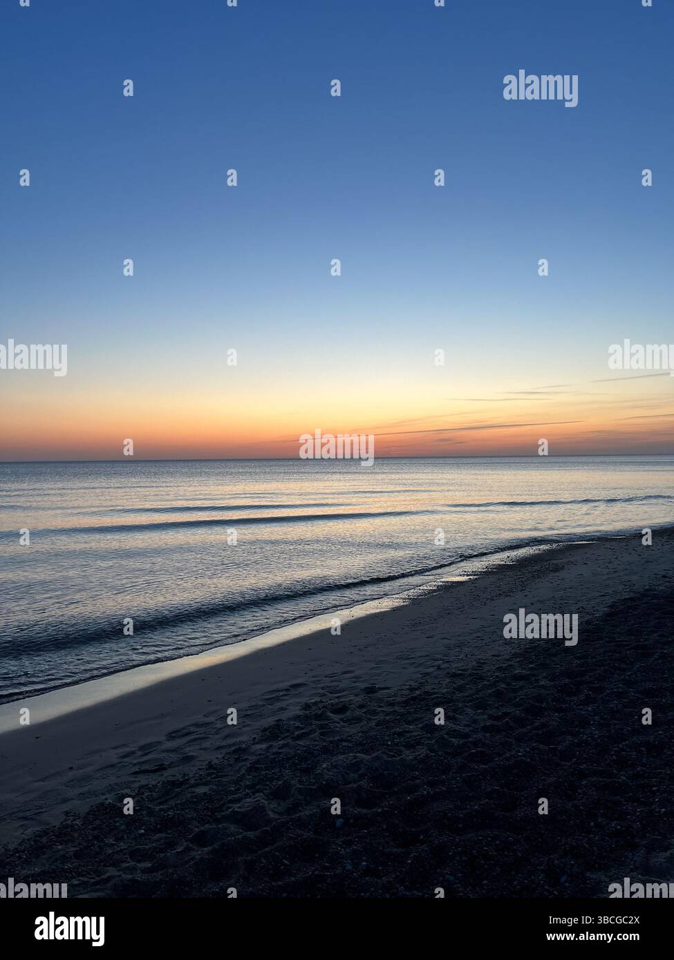 Peaceful beach scene soft waves hi-res stock photography and images - Alamy