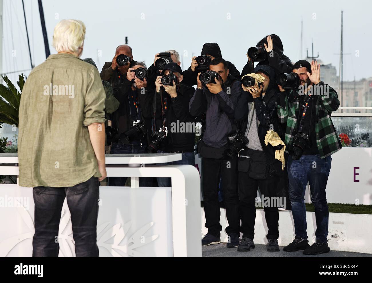 (250520) -- CANNES, May 20, 2025 (Xinhua) -- WikiLeaks founder Julian ...