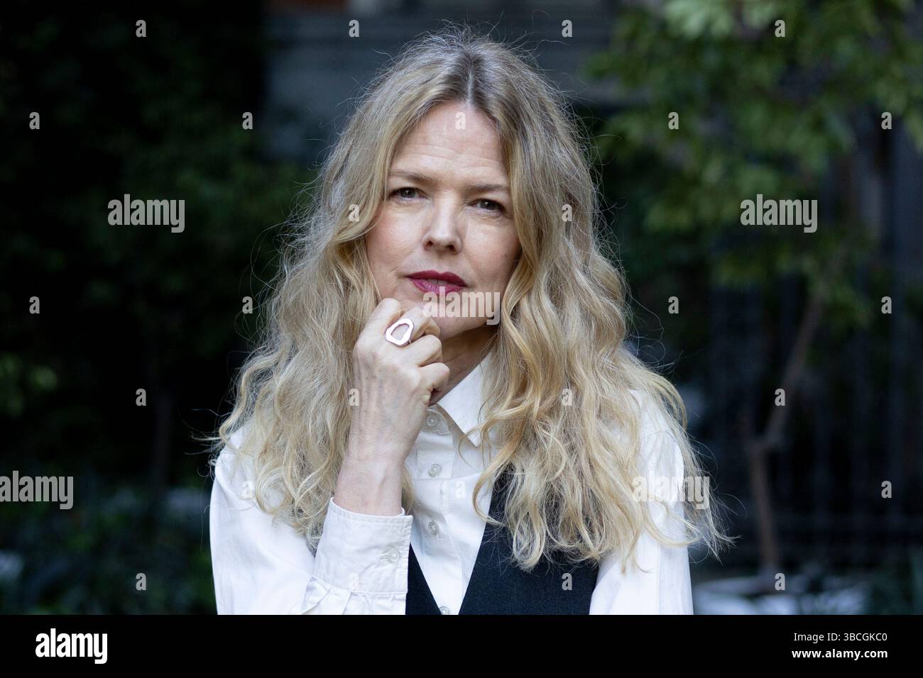 Christina Rosenvinge Poses portrait session 'Hombres íntegros', at Casa ...
