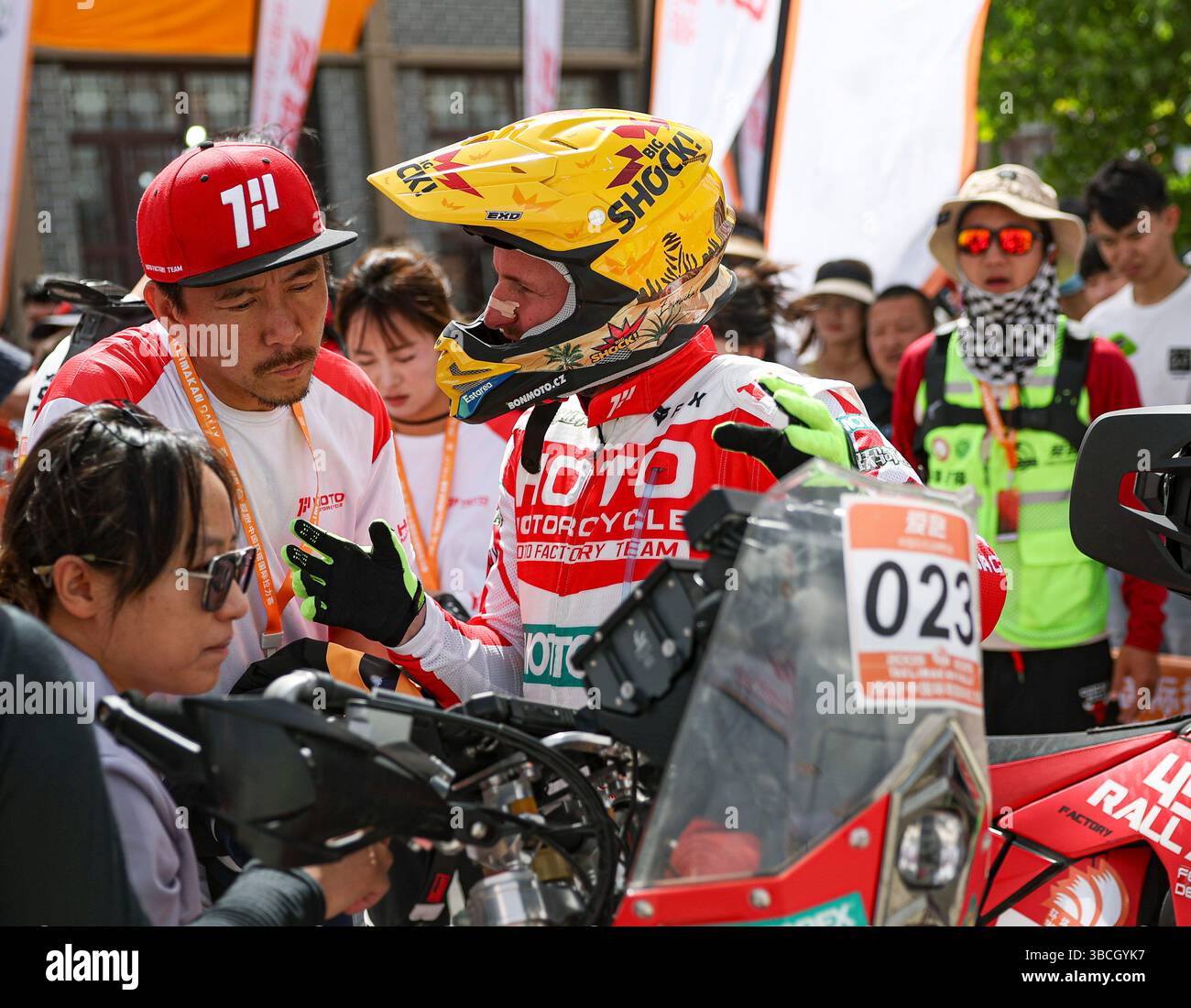 Aksu, China's Xinjiang Uygur Autonomous Region. 20th May, 2025. Rider ...