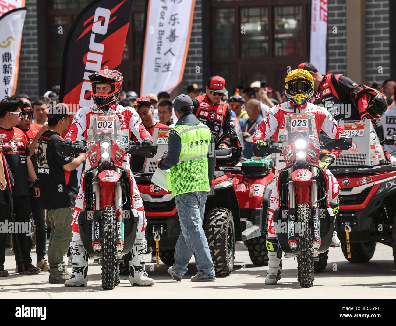 (250520) -- AKSU, May 20, 2025 (Xinhua) -- Riders Martin Michek (Front ...