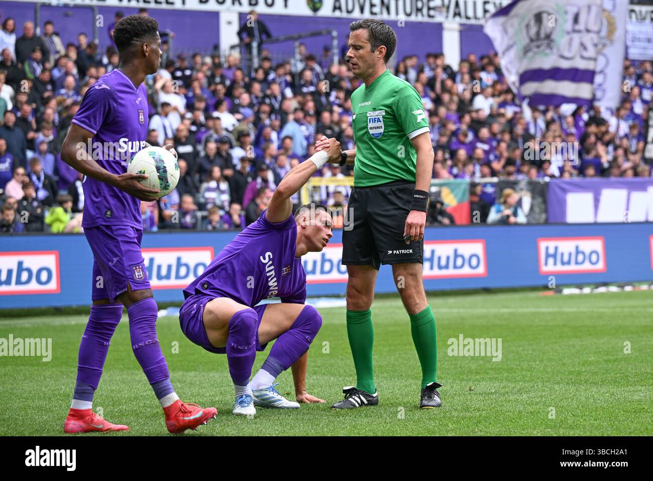 Anderlecht, Belgium. 18th May, 2025. Jan-Carlo Simic (4) of Anderlecht and referee Erik ...