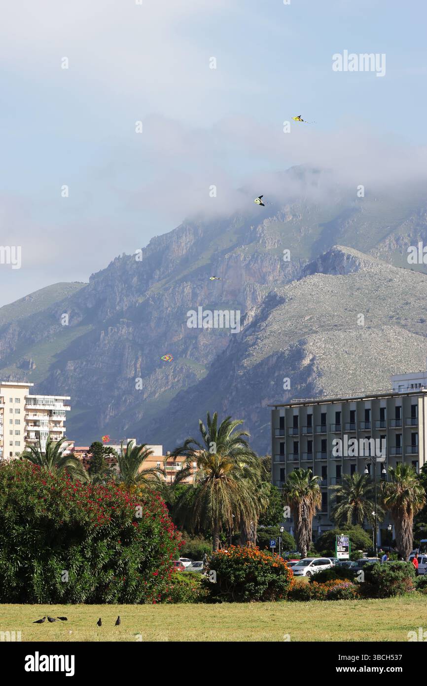 Kites flying on the Foro Italico seafront in Palermo harbour, Sicily ...
