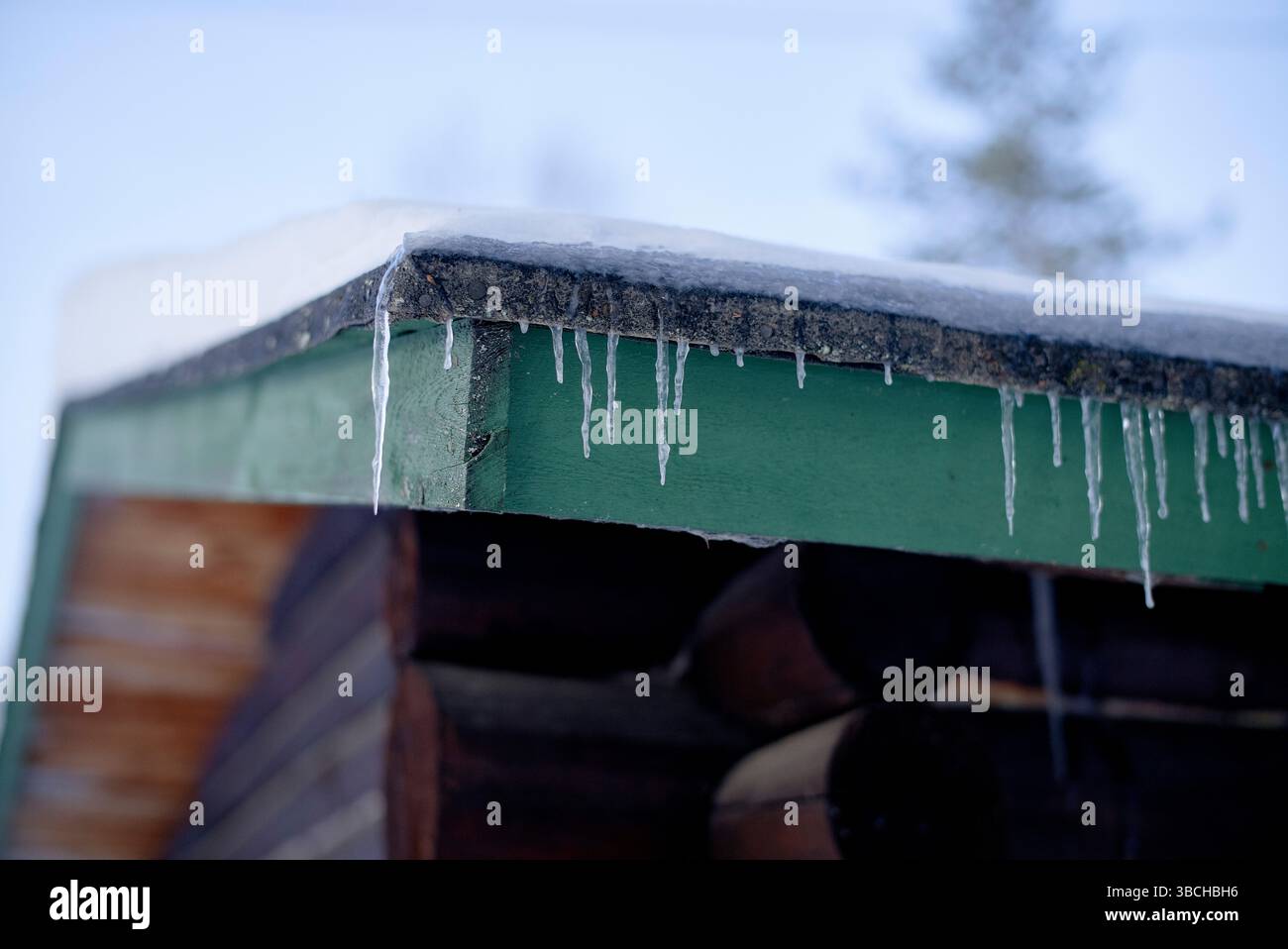 Icicles hanging from roofline hi-res stock photography and images - Alamy