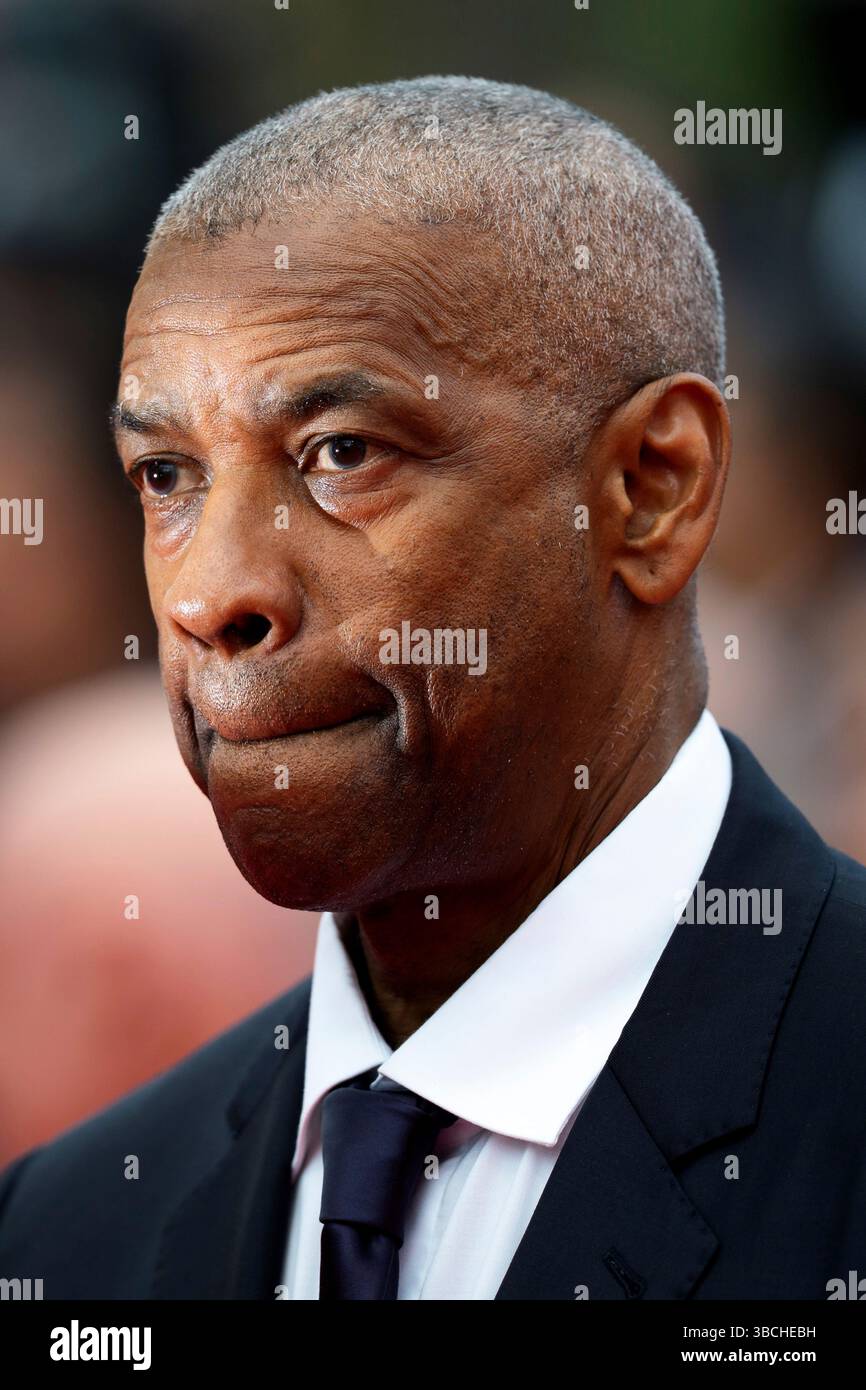 Denzel Washington poses for photographers upon arrival at the premiere ...