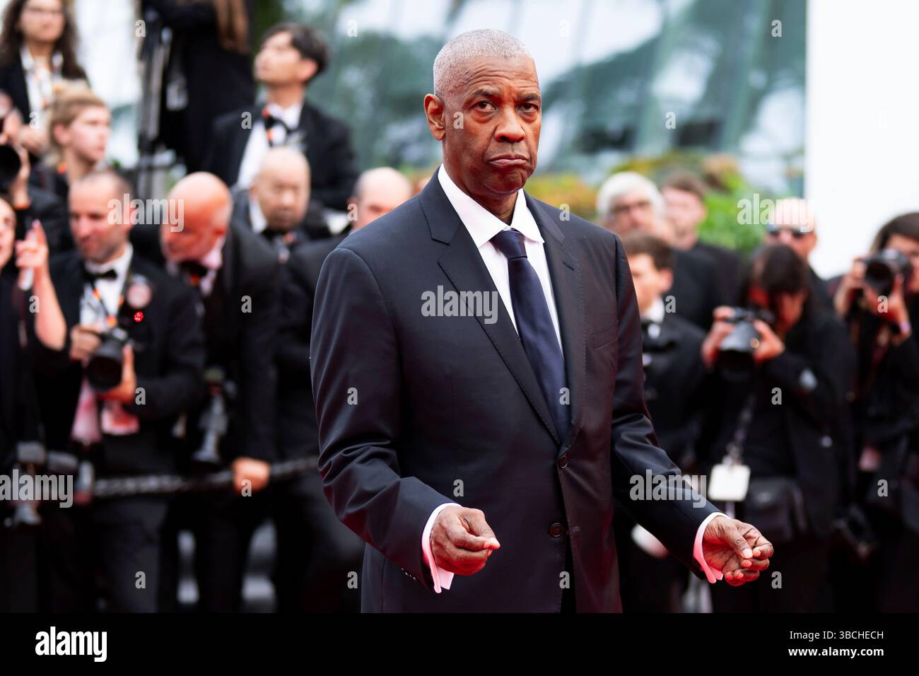 Denzel Washington poses for photographers upon arrival at the premiere ...