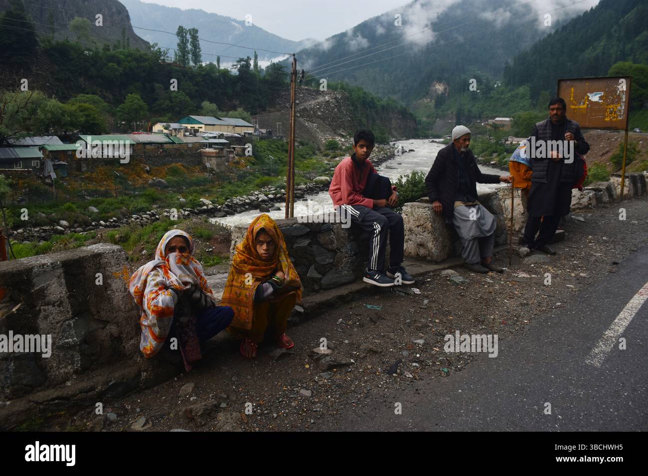 Srinagar, India. 08th May, 2025. 5/8/2025 Kashmiri villagers wait for ...