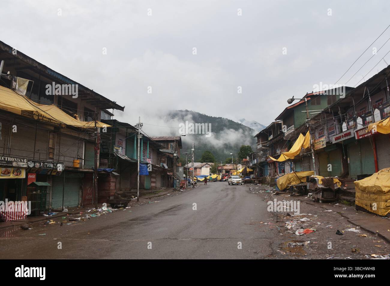 Srinagar, India. 08th May, 2025. 5/8/2025 A deserted view of Uri town ...