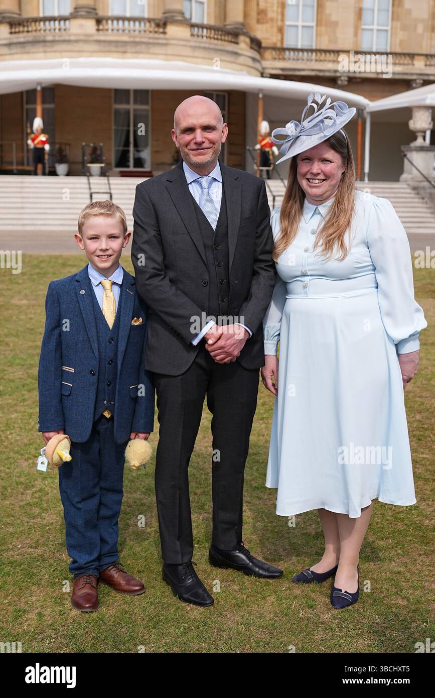 The family of Liz Hatton, mother Vicky Robayna, father Aaron and ...