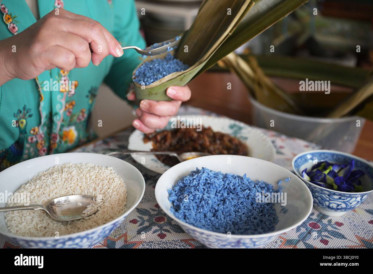 (250520) -- SINGAPORE, May 20, 2025 (Xinhua) -- Nyonya Cheryl Yapp ...