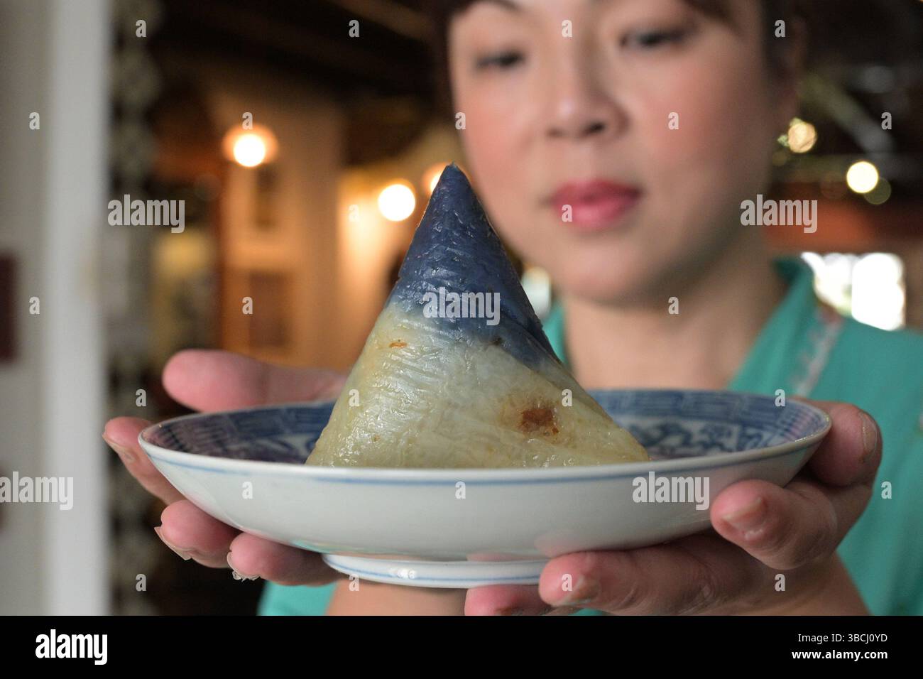 (250520) -- SINGAPORE, May 20, 2025 (Xinhua) -- Nyonya Cheryl Yapp ...