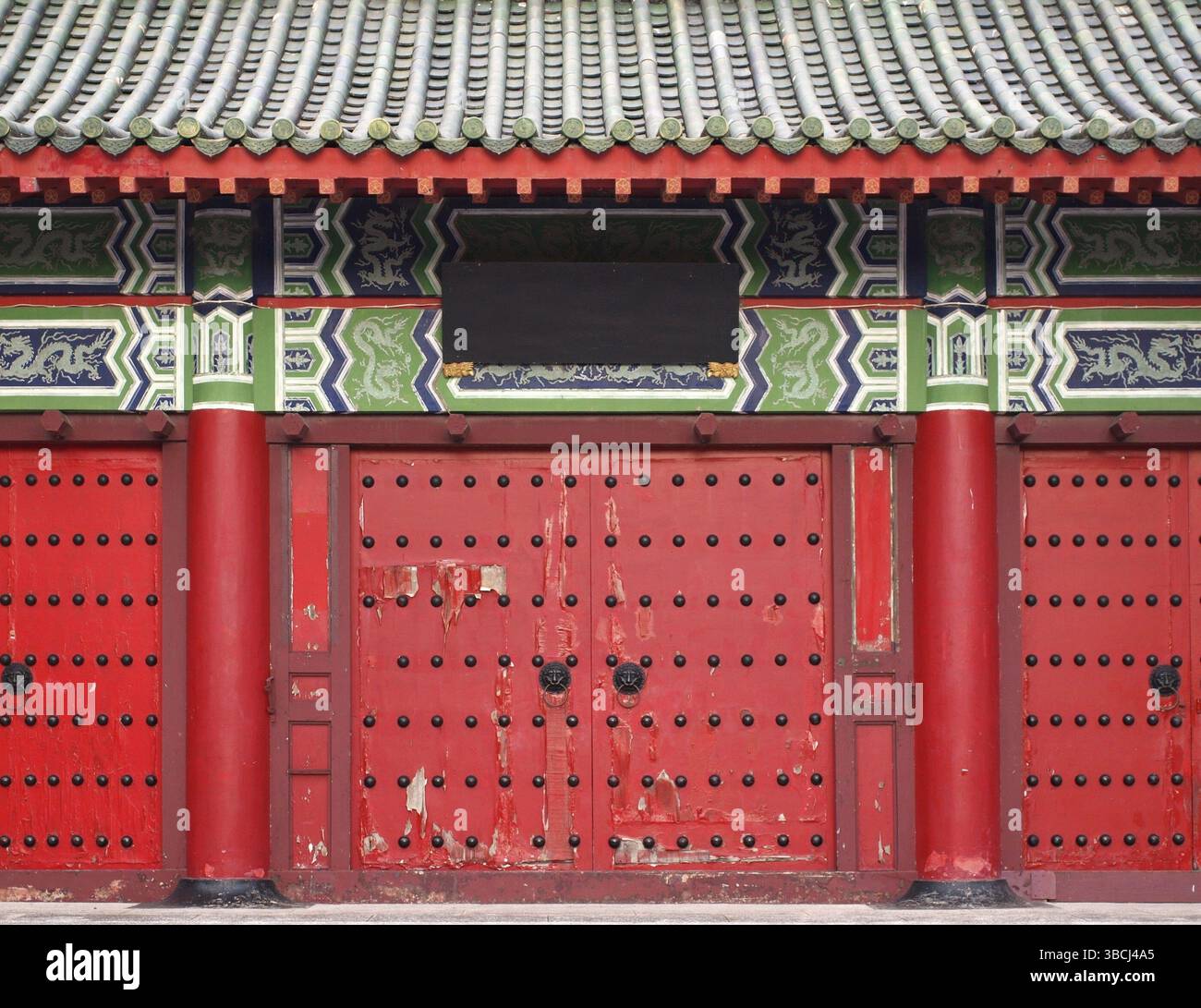 A large gate leading to a traditional Chinese temple Stock Photo - Alamy