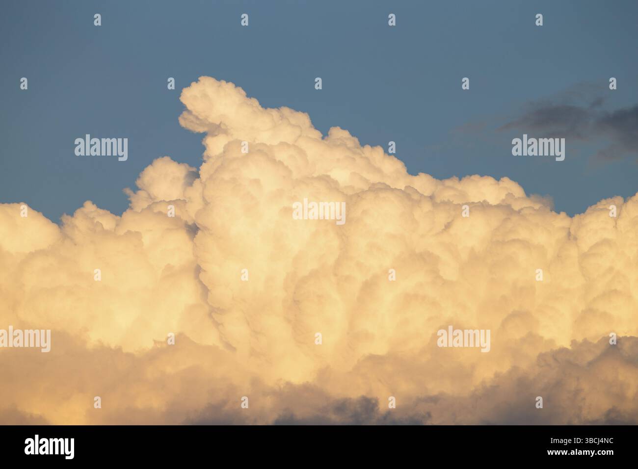 The photo shows a dramatic cloud formation in the evening sun Stock ...