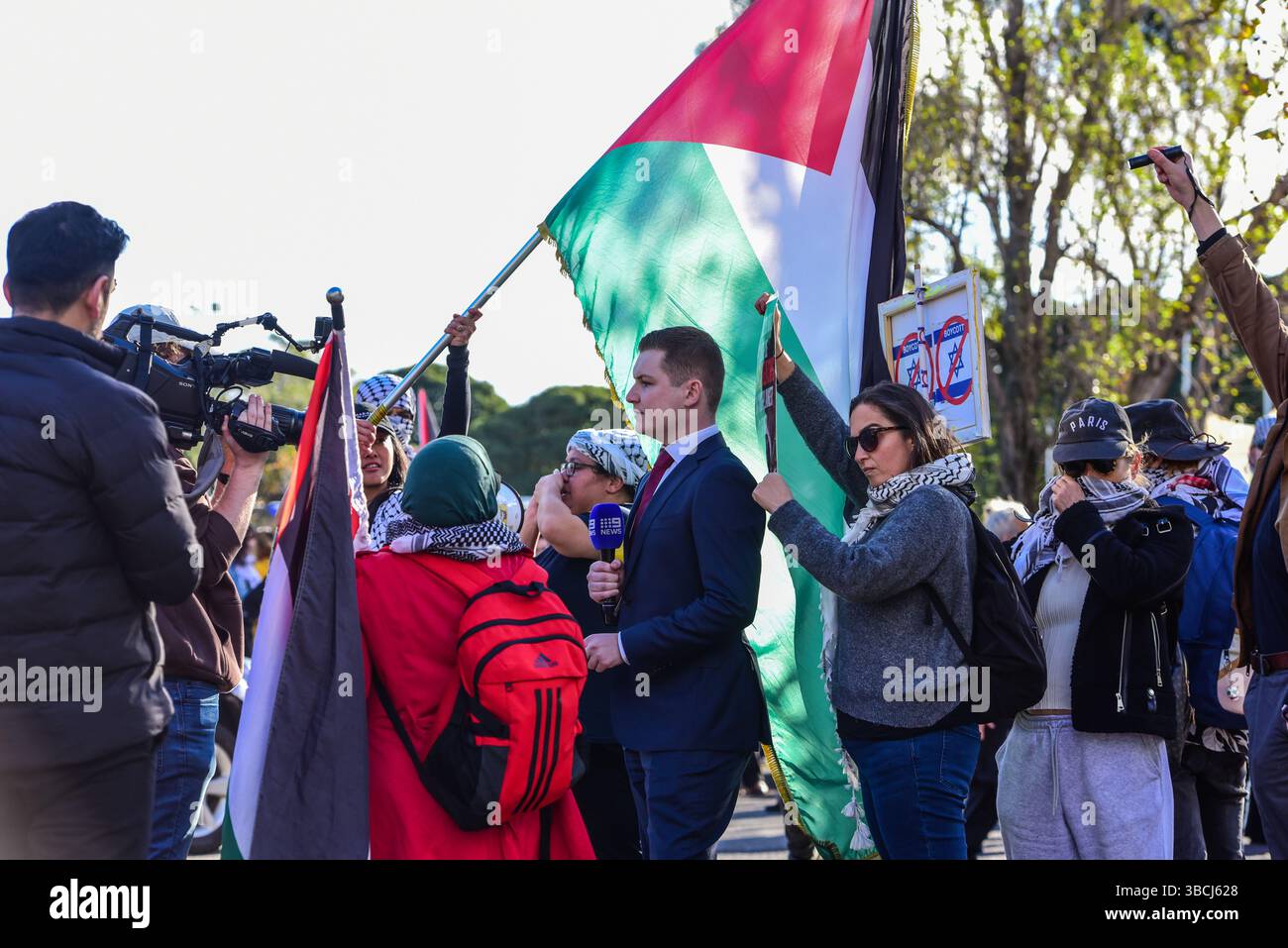 Pro-Palestinian supporters seen surrounding Chanel 9 news reporter ...