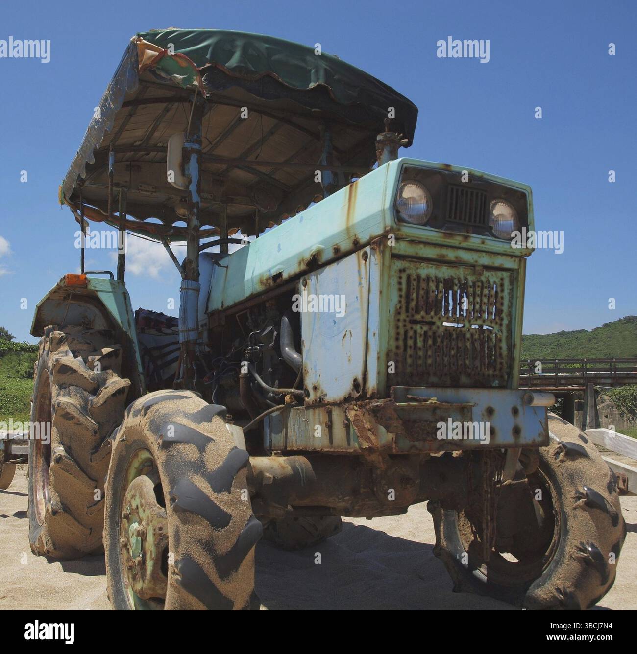 Vehicle parked on beach hi-res stock photography and images - Alamy