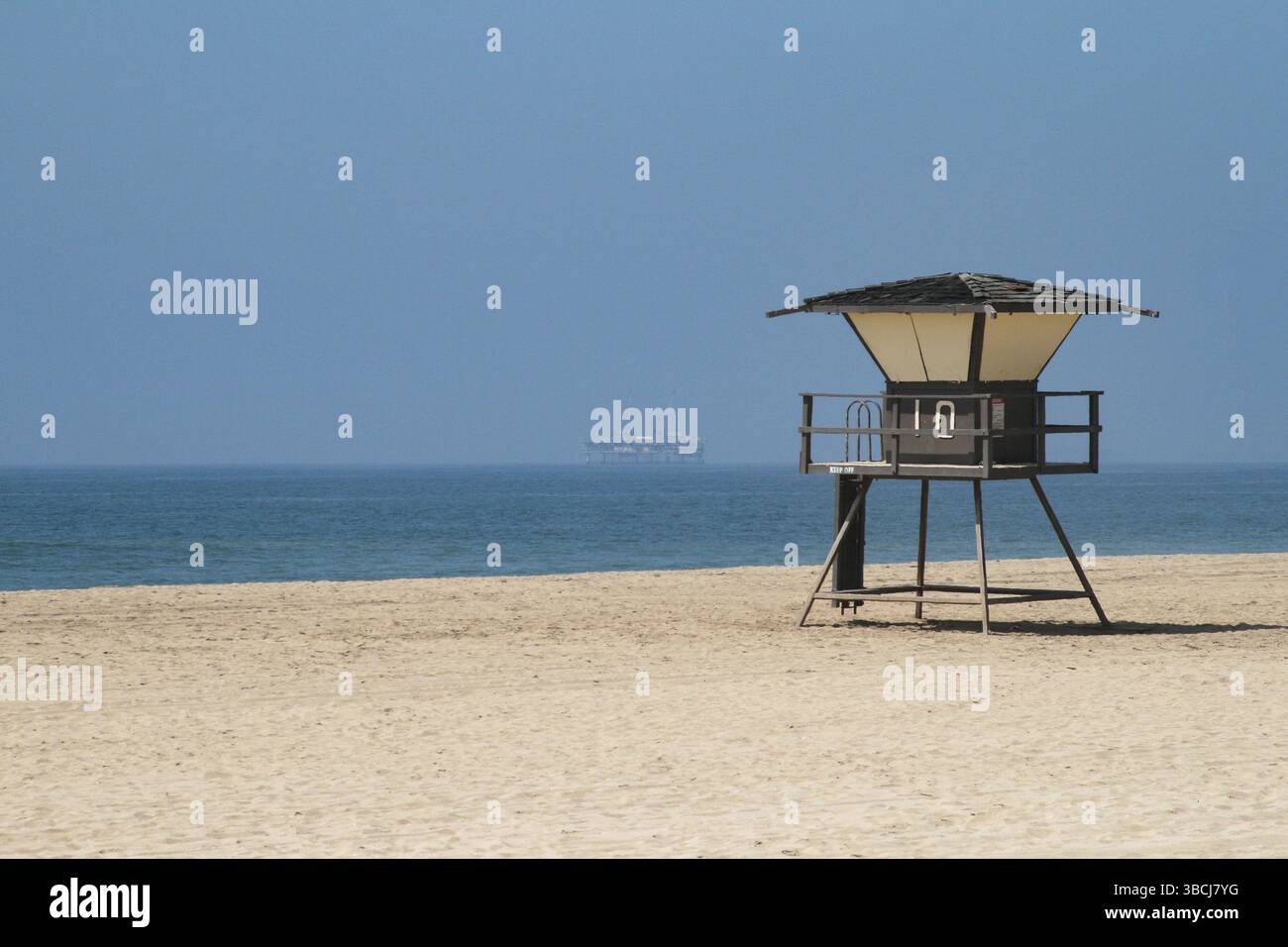 Oil rig near beach hi-res stock photography and images - Alamy
