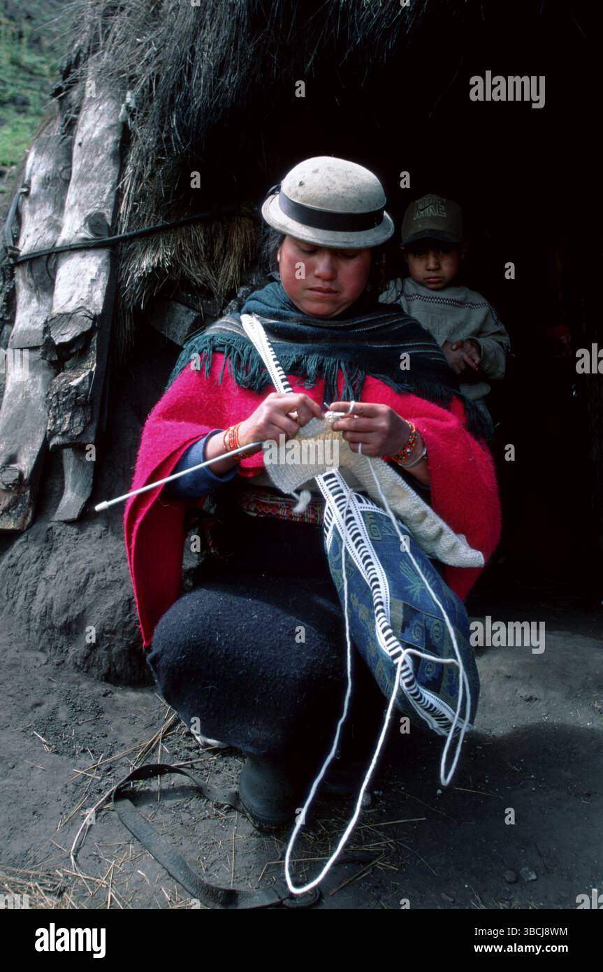 South American Indian woman, knitting, Pulingui San Pablo, Chimborazo ...