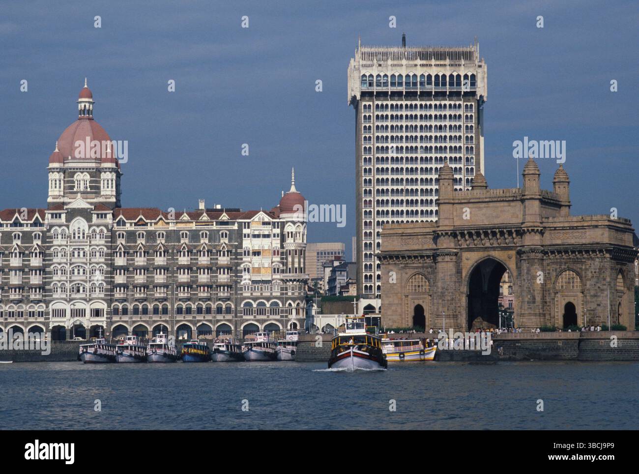 Hotel Taj Mahal Palace and Tower and the 'Gateway of India', Mumbai ...