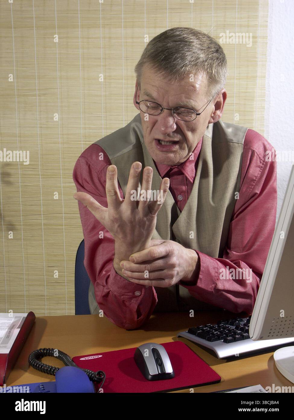 Office worker with tennis elbow, mouse elbow, painful wrist, arm pain ...