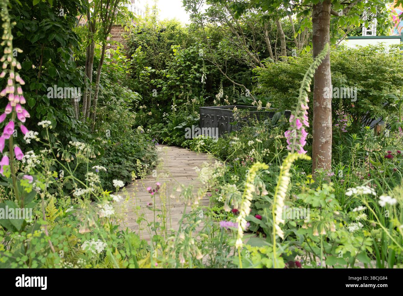 Chelsea, London, UK. 19th May, 2025. Show Garden, The London Square ...