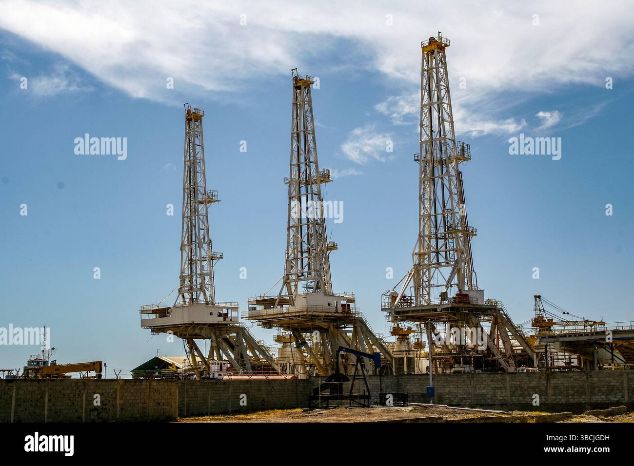 Cabimas, Zulia, Venezuela. 29-11-2007..An oil towers are seen on ...