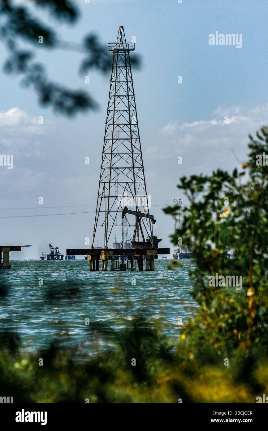 Cabimas, Zulia, Venezuela. 29-11-2007..An oil pump is seen on Maracaibo ...