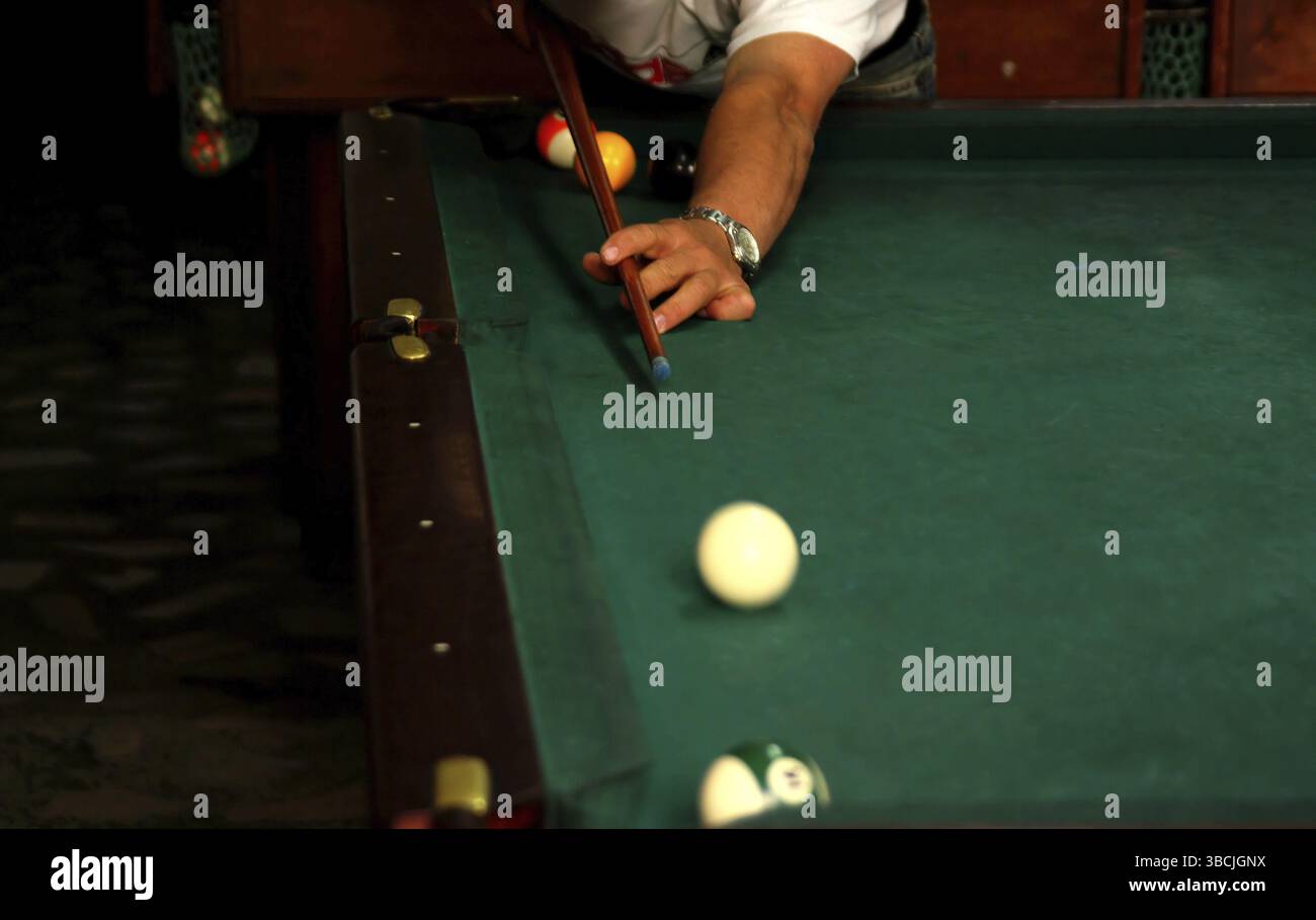 Pool, player with cue Stock Photo - Alamy