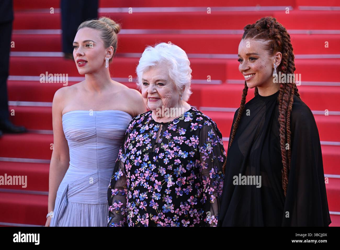 Scarlett Johansson, June Squibb and Erin Kellyman attend the "Vie ...