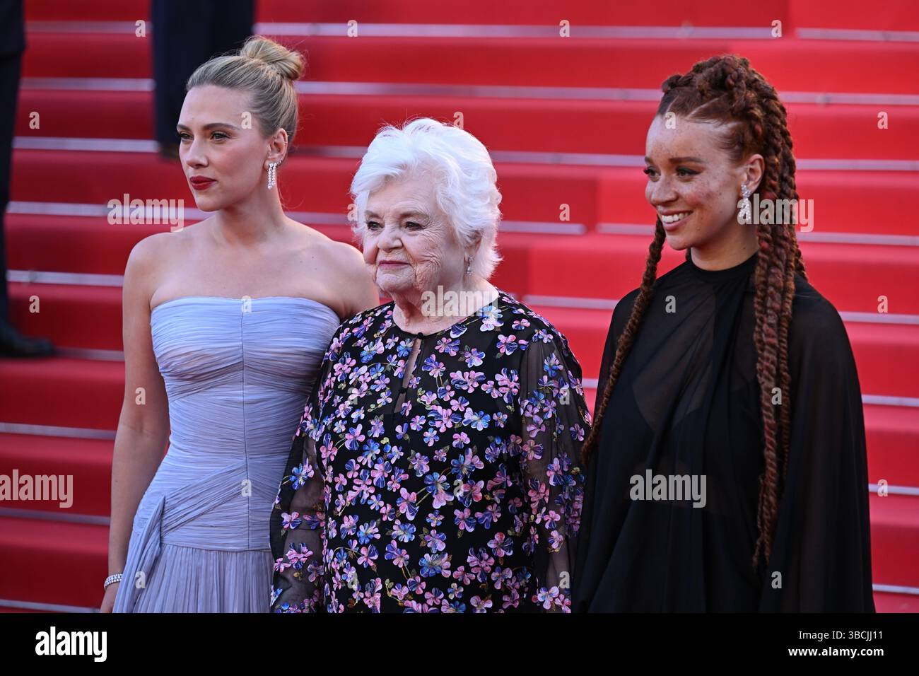 Scarlett Johansson, June Squibb and Erin Kellyman attend the "Vie ...