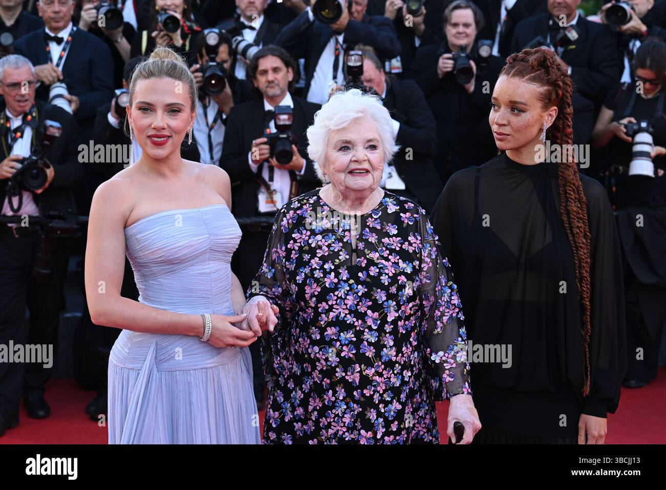 Scarlett Johansson, June Squibb and Erin Kellyman attend the "Vie ...