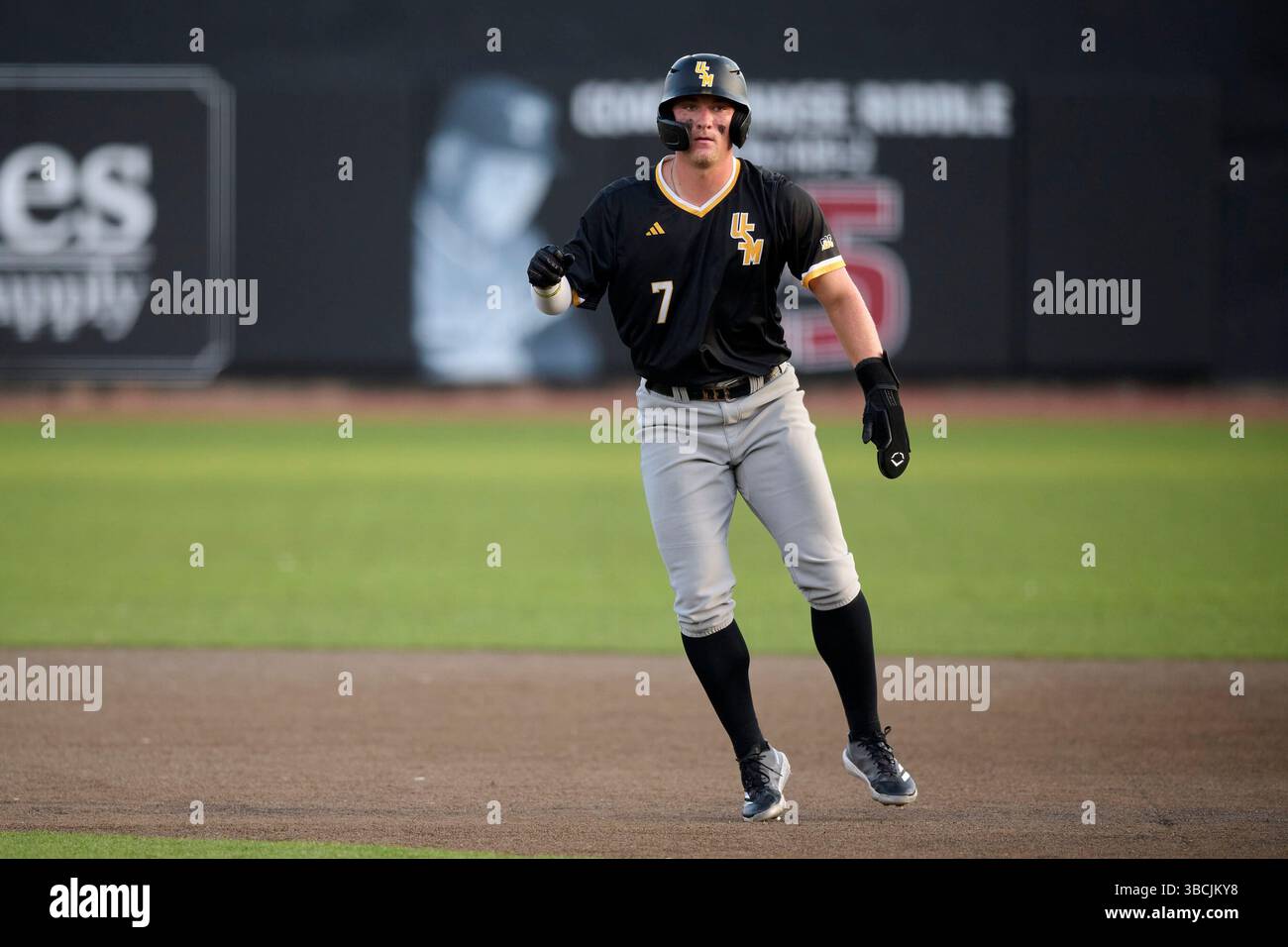 Southern Miss Golden Eagles Ben Higdon (7) leads off first base during ...