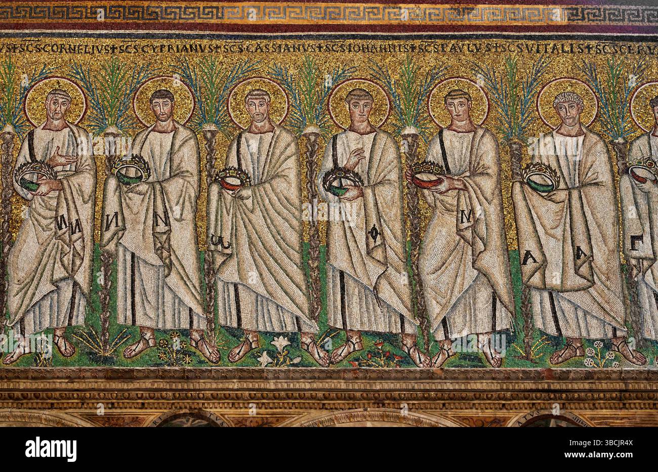 Corteo dei Martiri - mosaico .- VI secolo - - Ravenna, chiesa di S ...
