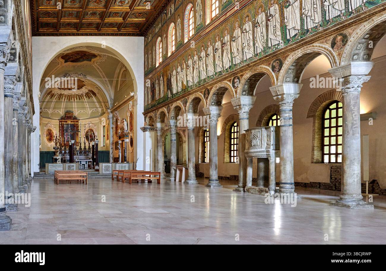 - Ravenna, chiesa di S. Apollinare Nuovo ,la navata centrale con ...