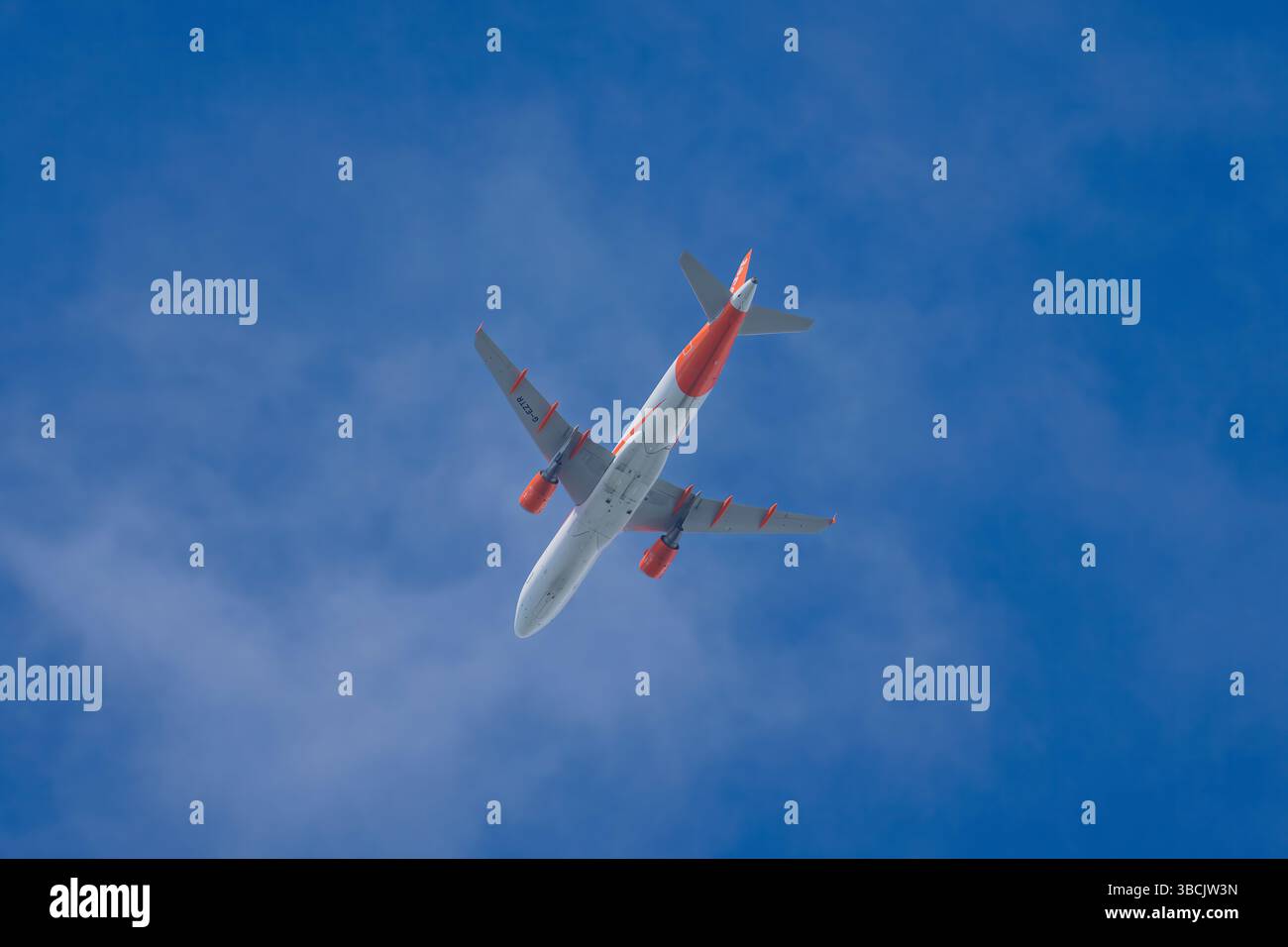 Easyjet airbus blue sky background hi-res stock photography and images ...